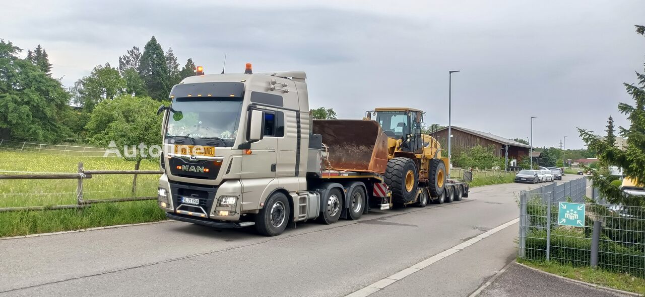 MAN TGX 26.580 tegljač + poluprikolica sa niskom platformom