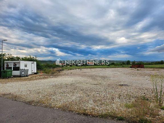 EKSLUZIVNO ! izdajem ogradjen plac - Merošina (2 min od auto-puta)