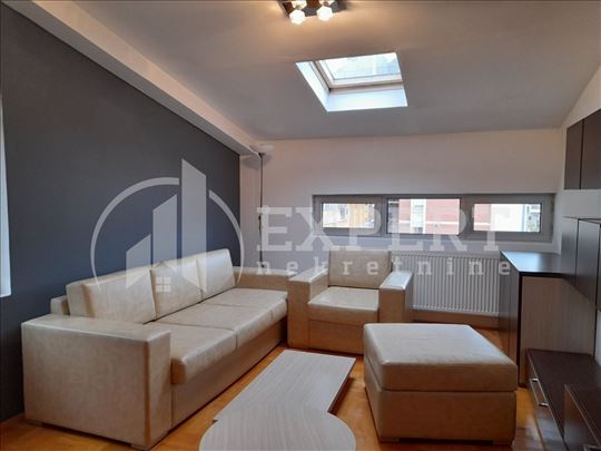 Izdaje se jednoiposoban stan na Trgu Kralja Aleksa