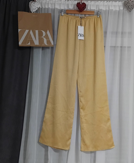 Zara pantalone sirokih nogavica u boji zlata S