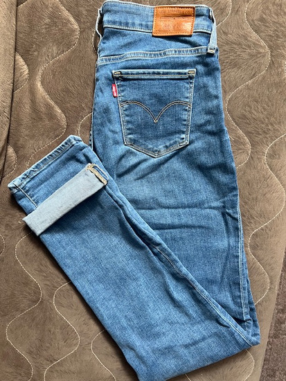 Levis farmerke 712 slim vel 28