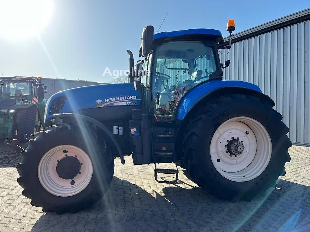 New Holland T7.220 traktor točkaš