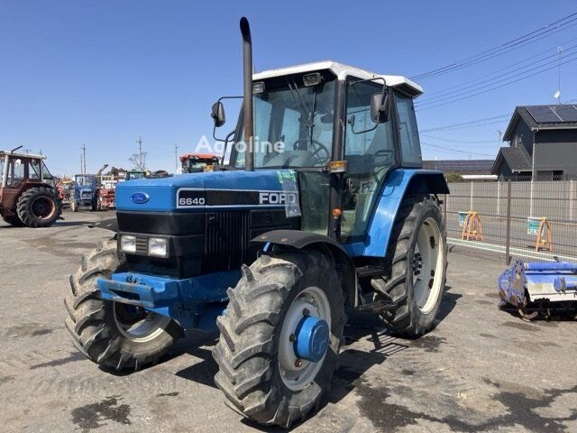 New Holland TRACTOR(NEW HOLLAND) traktor točkaš