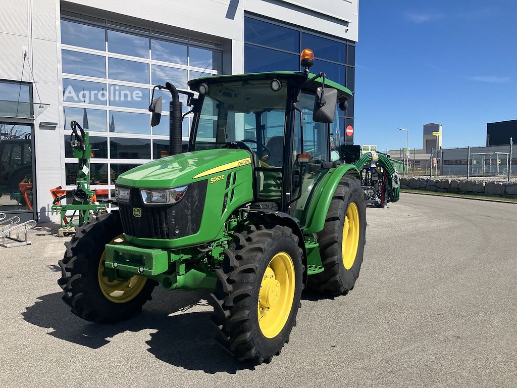Novi John Deere 5067E traktor točkaš