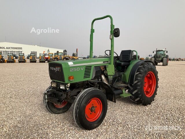Prodaje se Fendt Farmer 250V mini traktor na aukciji