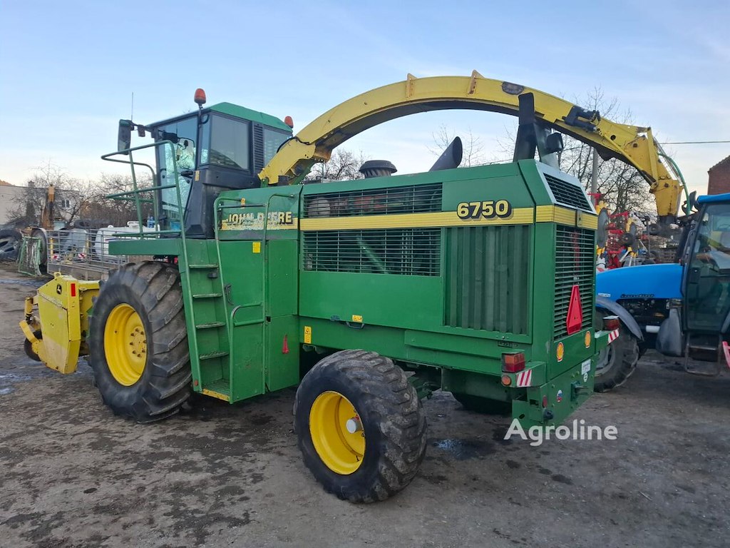 John Deere 6750 krmni kombajn