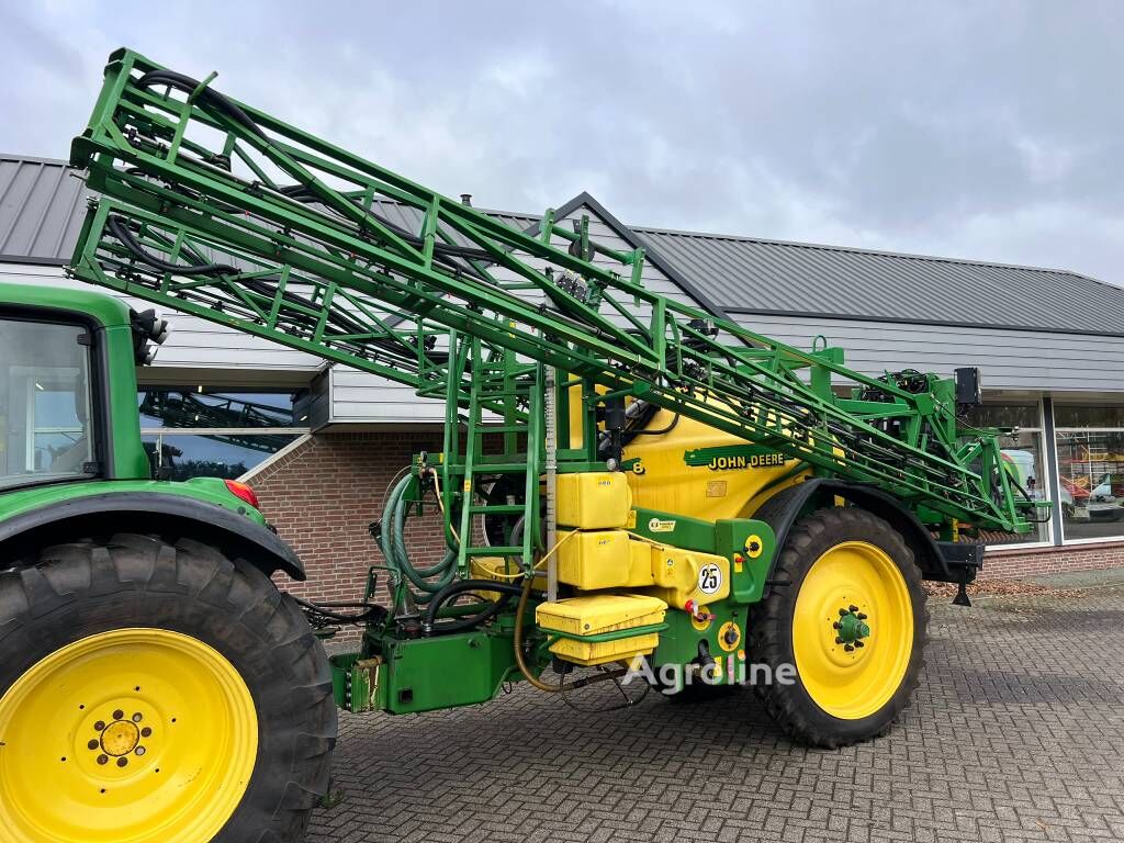 John Deere 824 vučena prskalica