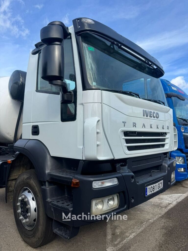 IVECO TRAKKER 360 kamion s mešalicom za beton