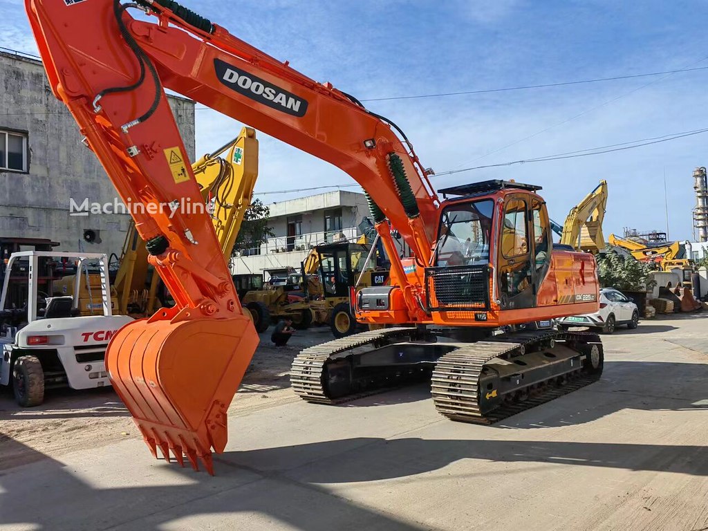 Doosan DX225 bager guseničar