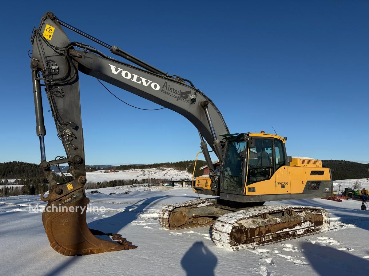 Prodaje se Volvo EC250DL Gravemaskin 11 428 timer m/ tiltrotator og sentralsmørin bager guseničar na aukciji