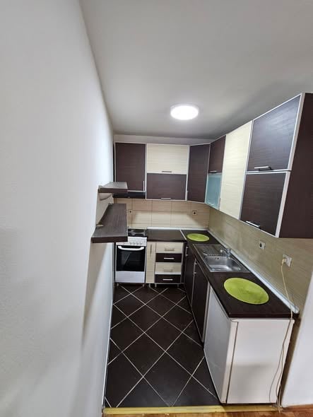 Izdaje se namešten stan kod Pravnog