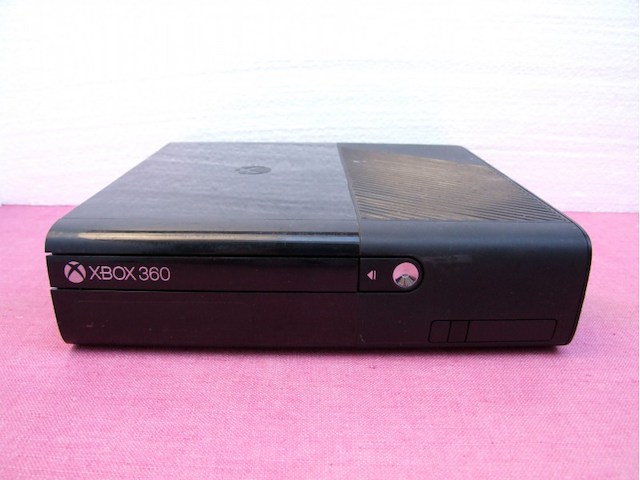 Xbox 360 E konzola ispravna bez opreme i HDD