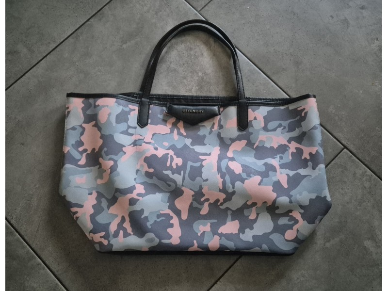 Original GIVENCHY tote torbica sa jedinstvenim kodom