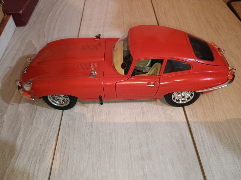 Bburago Jaguar 1:18 1961 god