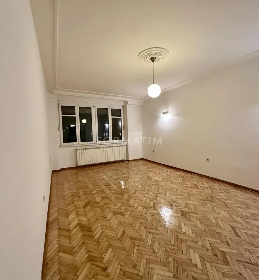 Izdavanje, četvorosoban stan, 104m², Vračar Sve Podlokacije, Beograd