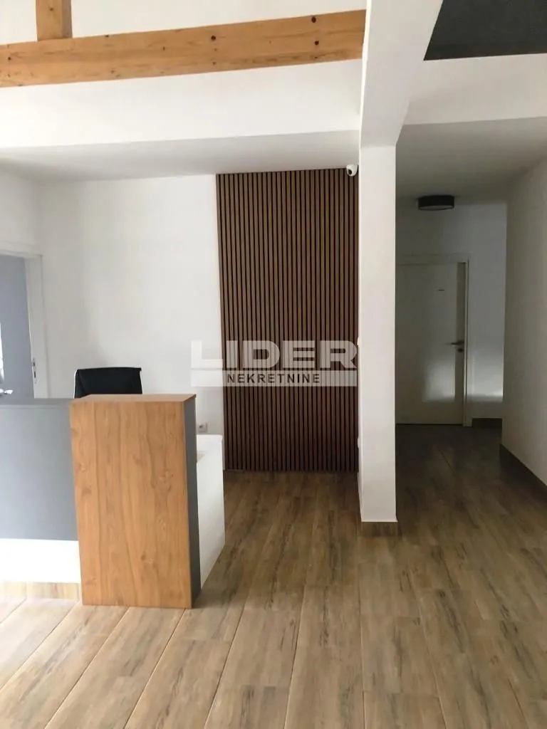 Izdavanje, poslovni prostor, 325m², Surčin, Beograd