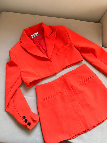 Nov komplet suknja i sako