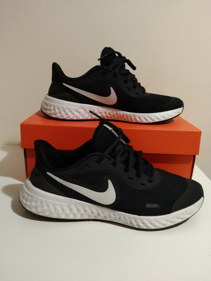 **NIKE REVOLUTION 5 W**
