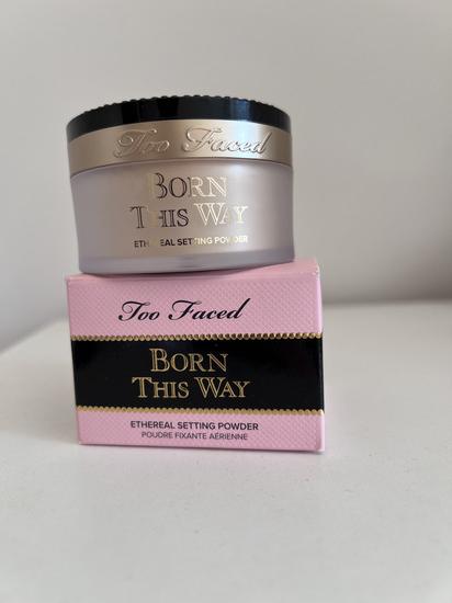 Too Faced Born This Way puder