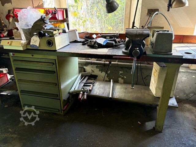 Radni sto sa sadržajem
Workbench with contents