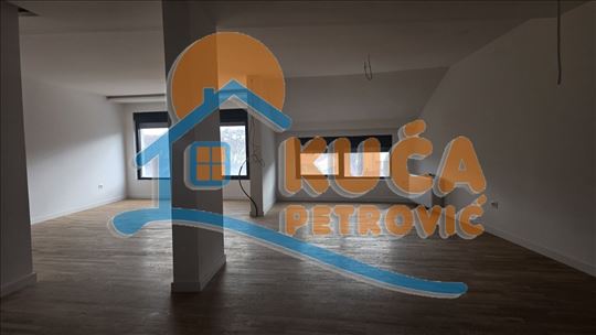 Izdaje se poslovni prostor 140m2 plus terasa 55m2