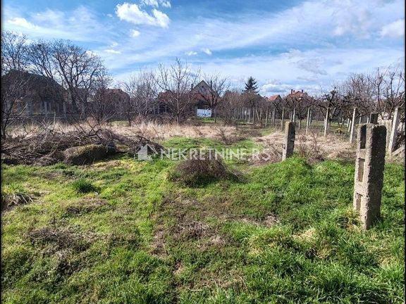 Plac u Staroj Pazovi sa kućom za rušenje, 30min.od BG, 40min. od NS, blizu autoputa, šifra 064