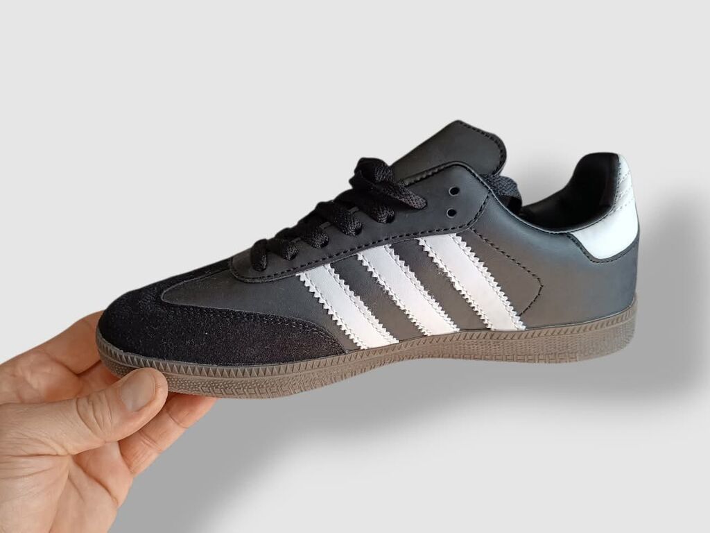 Model: Adidas Samba – klasične niske patike - Boja: crna osnova sa