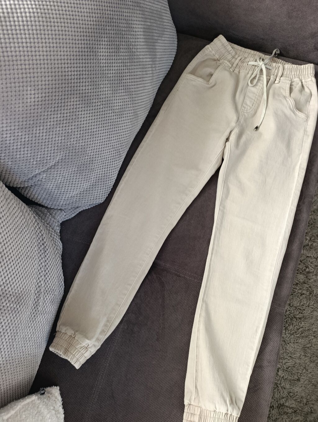 Bež jogger pantalone sa lastišem - Model: jogger/kargo stil bez