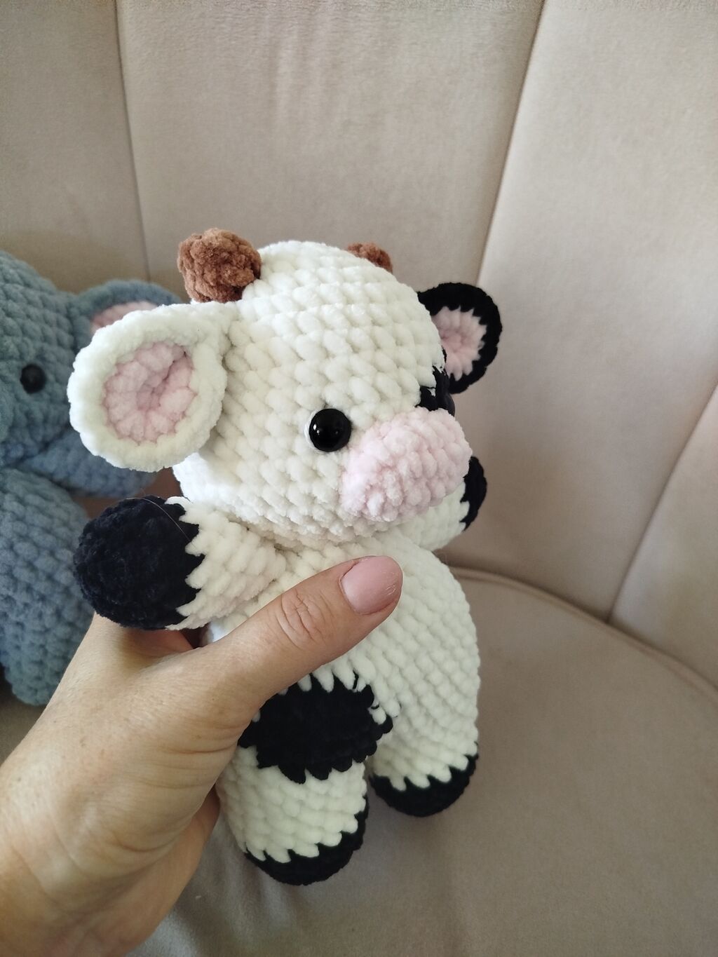 Plišana heklana igračka – krava - Ručno rađena amigurumi igračka od