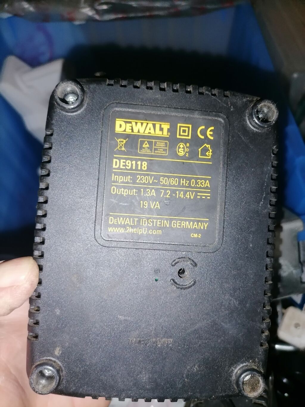 DeWalt punjač za baterije model DE9118 - Ulaz: 230 V ~, 50/60 Hz