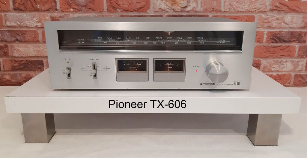 Odlično očuvan tjuner marke Pioneer TX-606 Zvučno izvanredan
