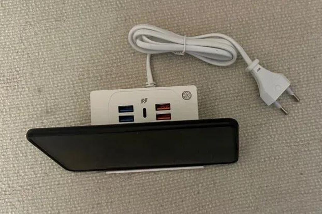 Brzi punjač sa postoljem 4XUSB + Tipe-C 3.1A NOVO. OPIS PROIZVODA