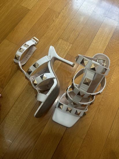 155. Steve Madden bele sandale