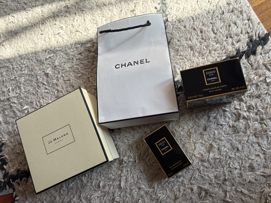 Kesa chanel i kutije. Jo Malone