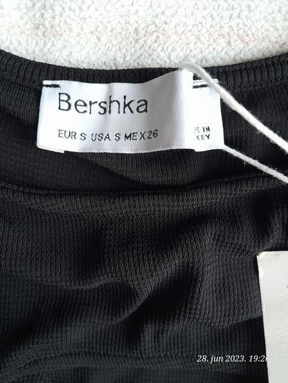 Nov Bershka top sa etiketom SNIŽEN