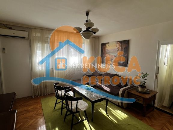 Izdaje se stan na Crvenom pevcu