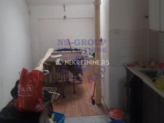Izdaje se garsonjera na Novo Naselje, površine 25m², smeštena na petom spratu u potkrovlju zgrade.