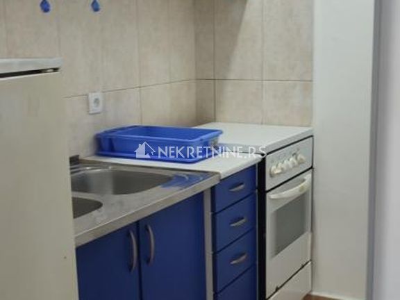 IZDAVANJE STANOVA NOVI SAD – JEDNOIPOSOBAN (1.5) STAN 36m2, 350€ – CENTAR – NAMEŠTEN, CG, ODLIČNA LOKACIJA