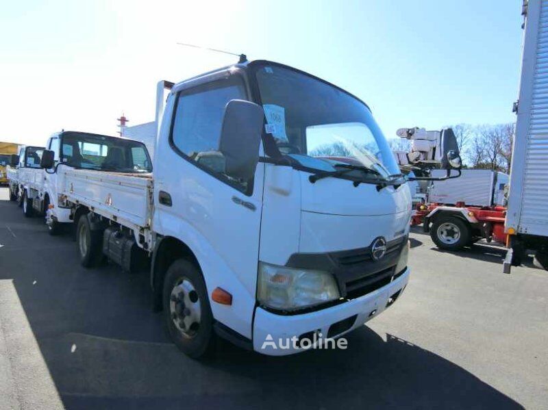 Hino DUTRO kamion s ravnom platformom < 3.5t