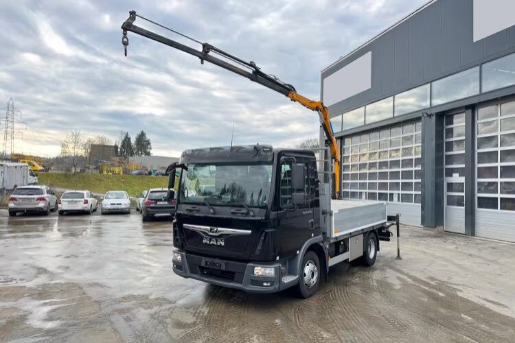 MAN TGL 12.250 + Crane kamion s ravnom platformom
