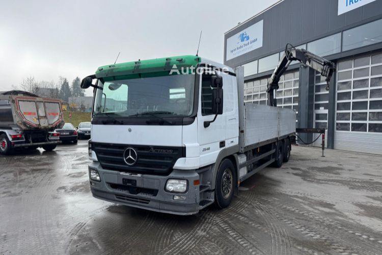 Mercedes-Benz Actros 2546 Hiab 144-3 kamion s ravnom platformom