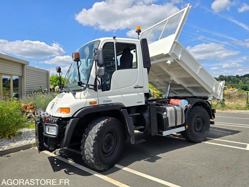 Prodaje se Mercedes-Benz UNIMOG U 300n univerzalnu komunalnu mašinu na aukciji