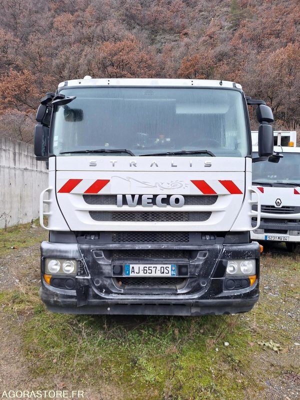 Prodaje se IVECO 260S33 kamion za smeće na aukciji