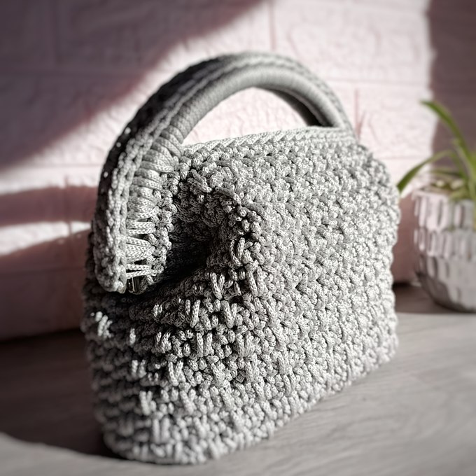 Srebrna torba clutch model