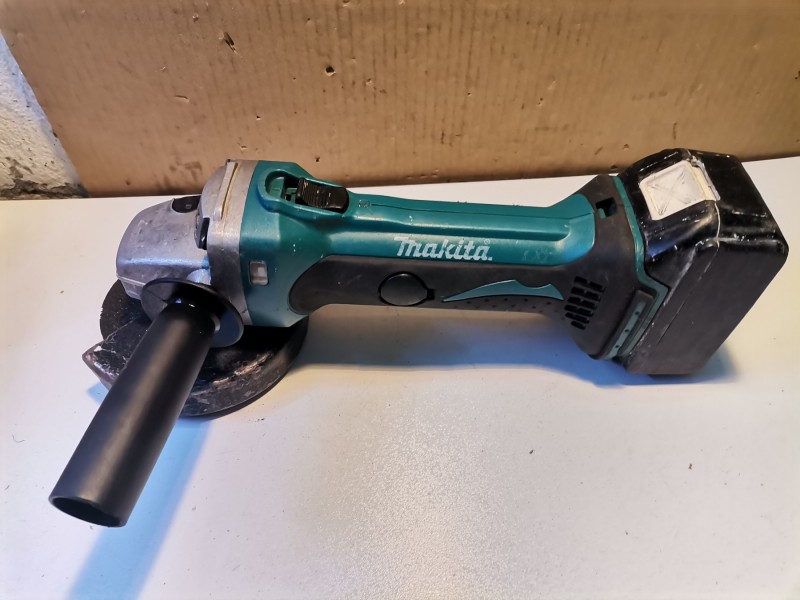 Makita brusilica dga452