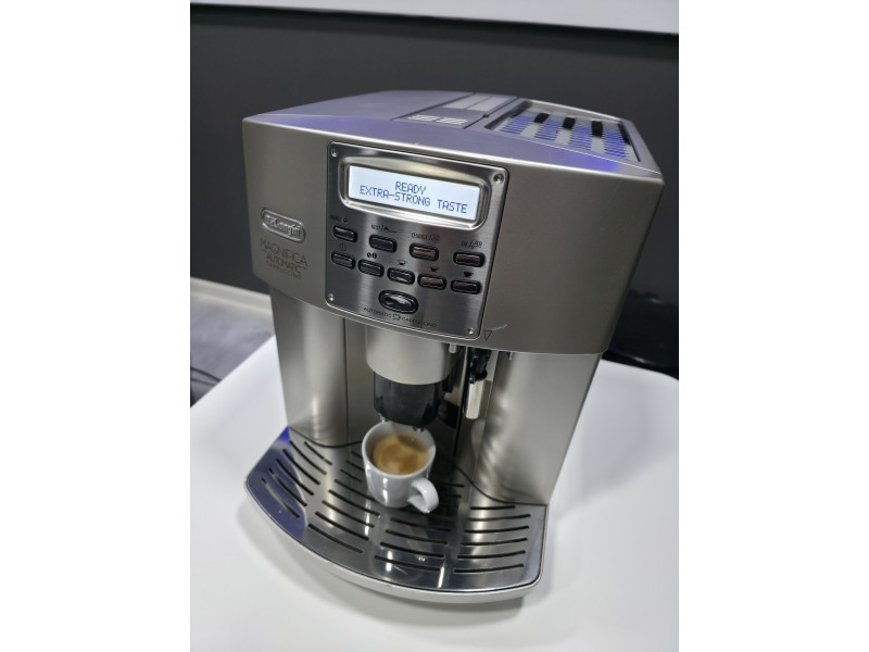 DeLonghi Magnifica automatski espresso aparat za kafu