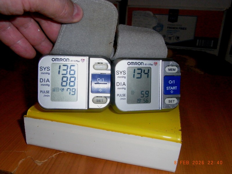 OMRON R3-I PLUS-2 merača pritiska.