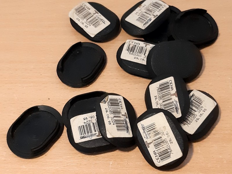 Plasticni poklopci 15 komada