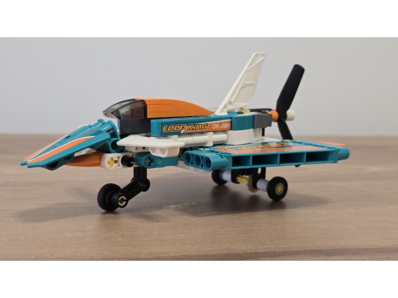 LEGO Technic trkački avion