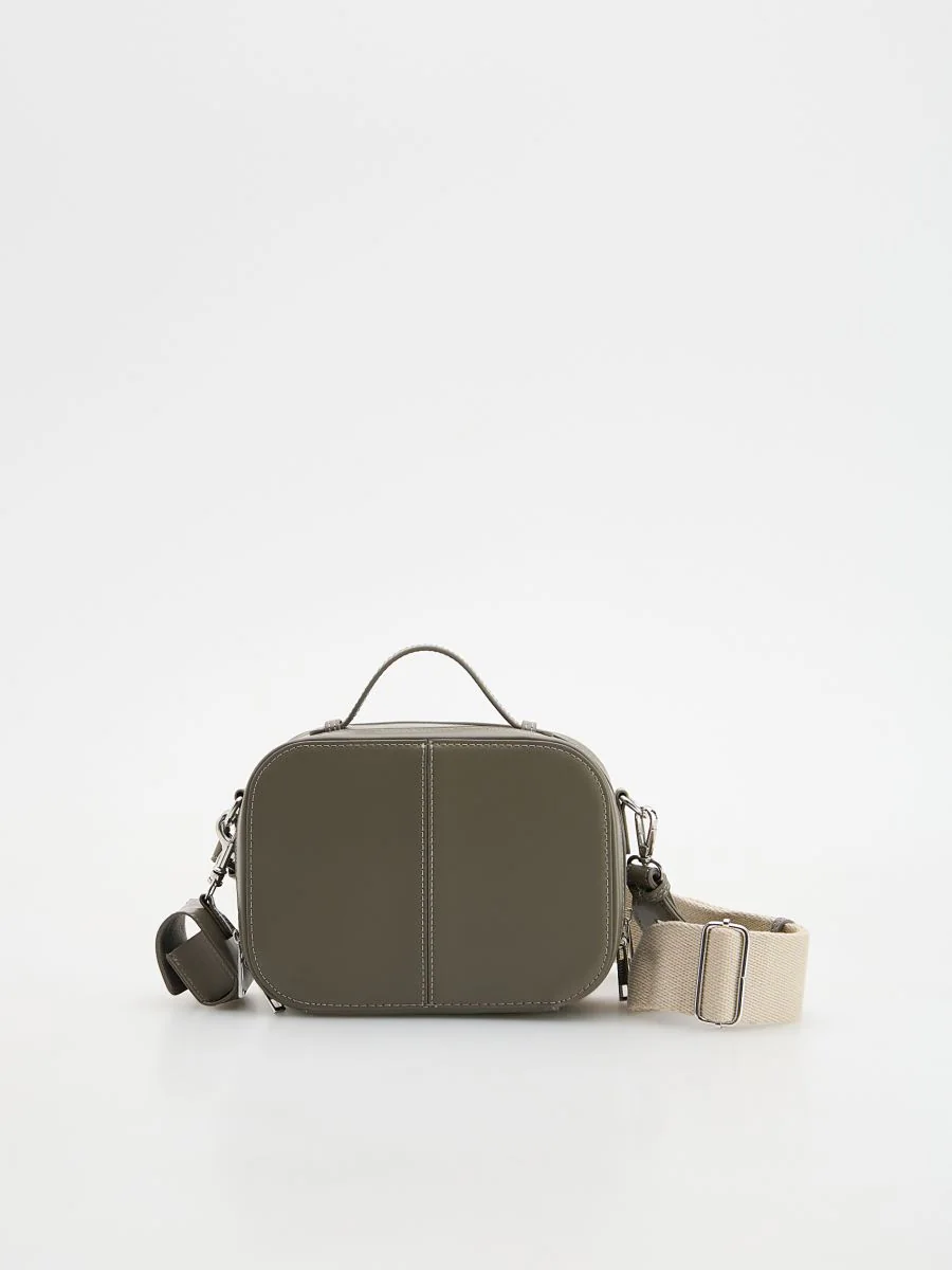 Torba crossbody sa privezakom